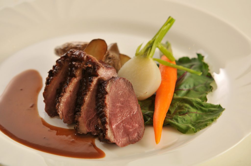 POITRINE DE CANARD SAUVAGE RÔTIE AU BEURRE DE POMME ET CASSIS | L ...